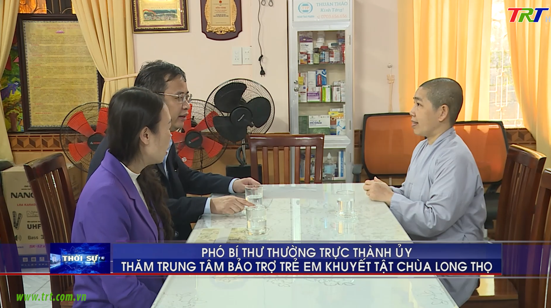 Phó Bí thư Thường trực Thành ủy Phạm Đức Tiến thăm Trung tâm bảo trợ ...